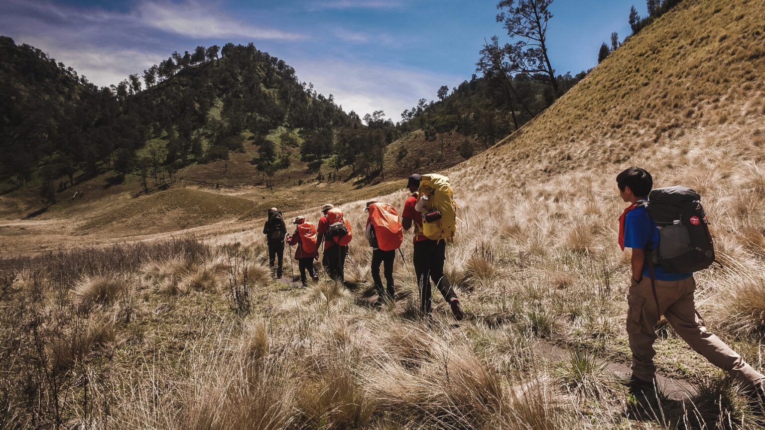 Hobi Alam yang Bikin Bahagia: Hiking dan Mendaki Gunung - st-bellarminus